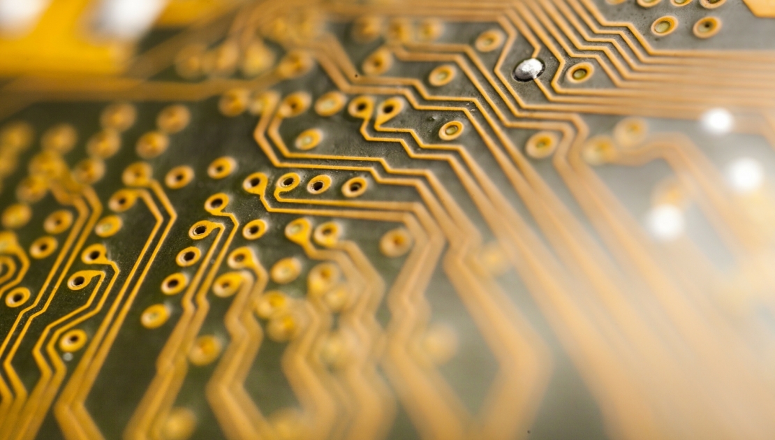 Cost-effective automation of complex circuit board assembly | OnRobot Cost-effective automation of complex circuit board assembly | OnRobot